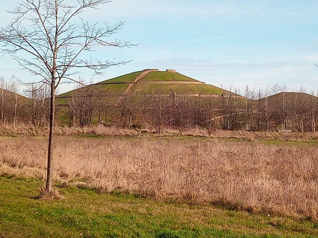 Let's Ride - Hills, Historic buildings, Canal, Marina, Mounds and Moat Ride
